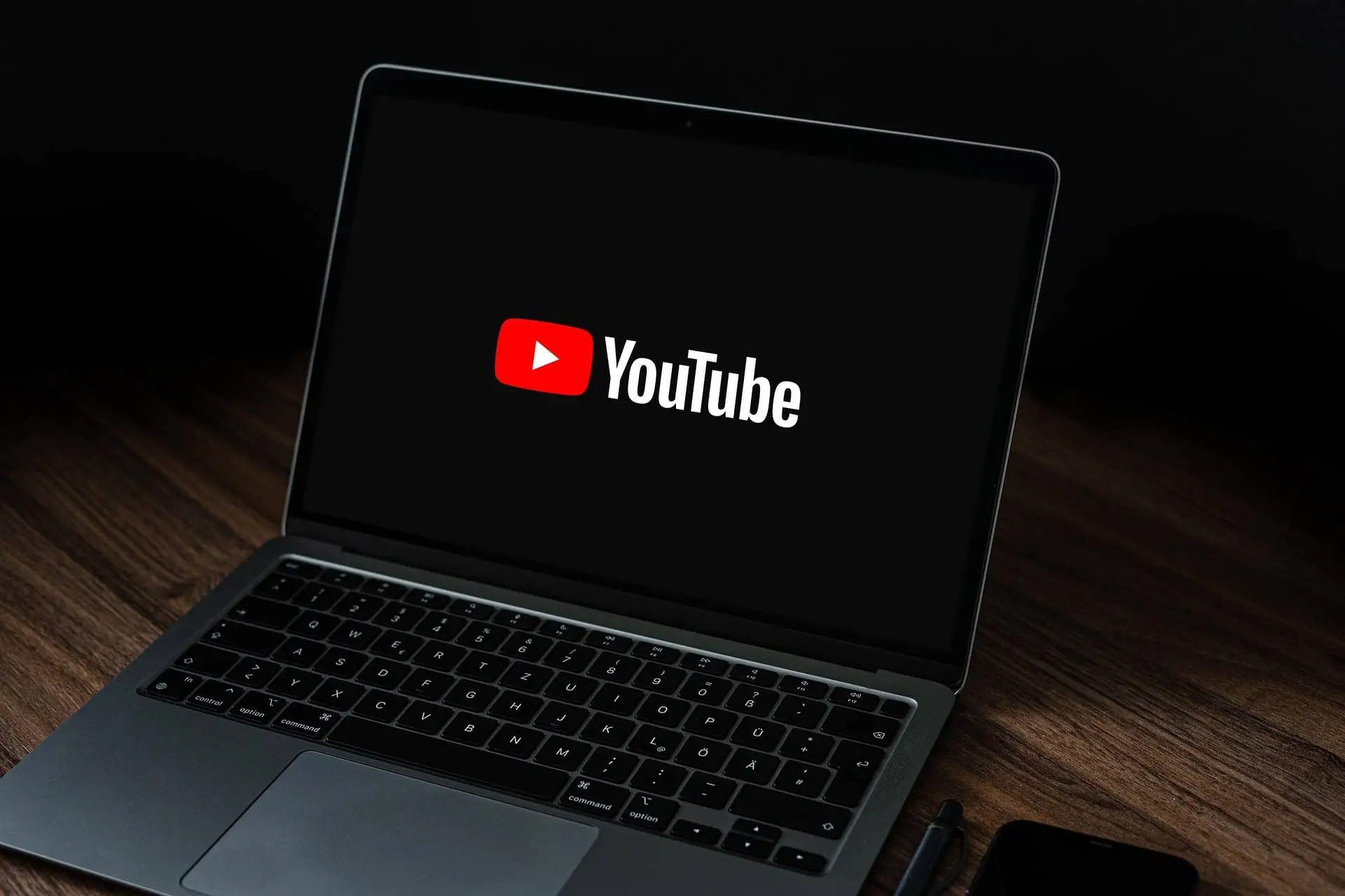 YouTube начал автоматически помечать созданные нейросетями видео ...